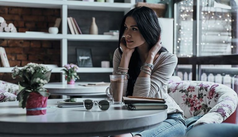 Prolonged Eye Contact When Flirting: What it Means & How to Do it ...