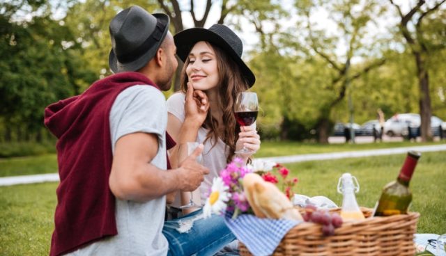 19 Secrets to Initiate a First Kiss & Make Them Want to Keep Kissing ...